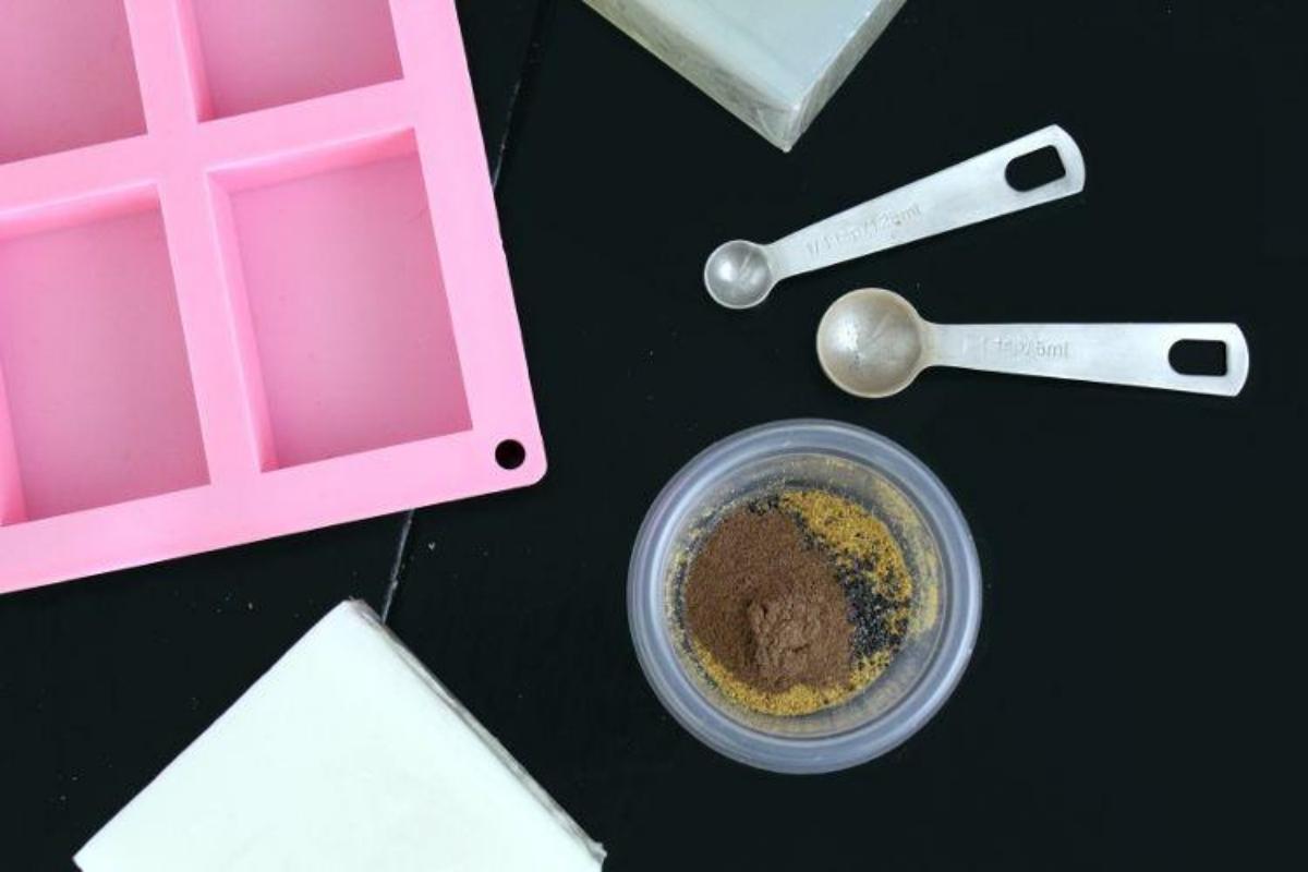 Seashell Soap DIY: A Fun Summer Melt and Pour Soap Recipe - Becca Ink